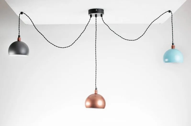 Designové svítidlo pavouk černé, umístěné na stropě