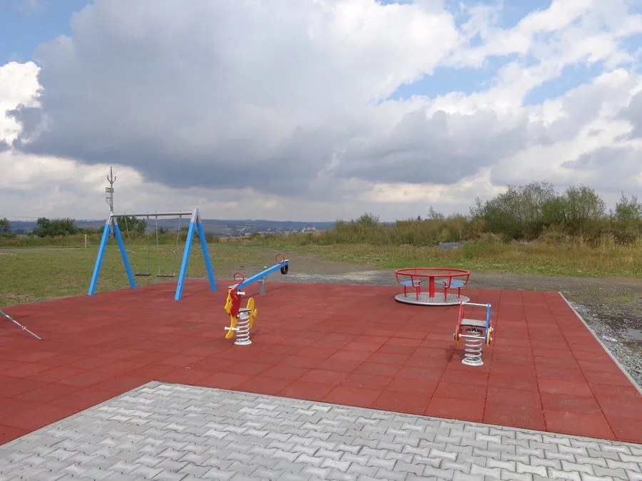 Černá gumová dlaždice (V30/R15) - délka 50 cm, šířka 50 cm a výška 3 cm