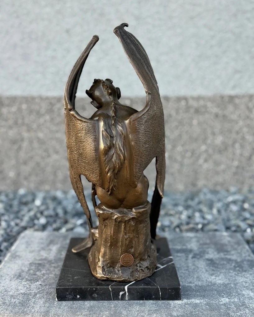 Bronzová socha -  Zadumaný Satan soška démona
