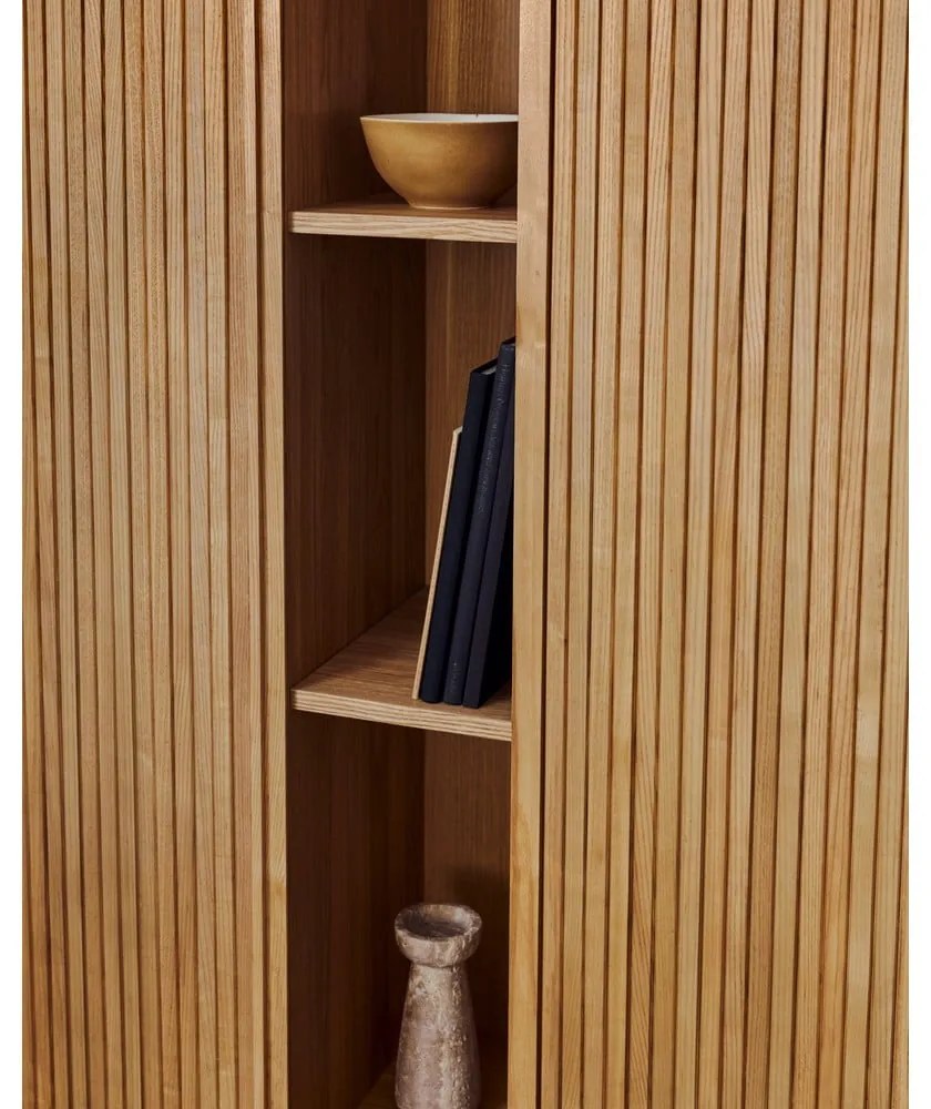 Skříň v dekoru jasanu s posuvnými dveřmi v přírodní barvě 110x160x40 cm Mailen – Kave Home