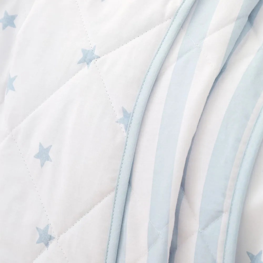 Bílý/modrý bavlněný prošívaný dětský přehoz 135x190 cm Mini Star & Stripes – Bianca