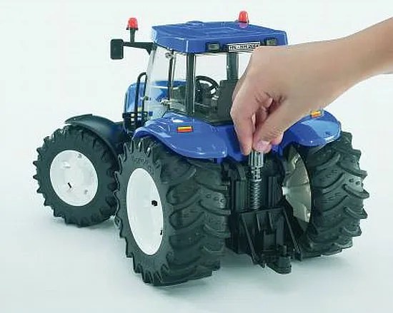 Bruder 1695 Traktor New Holland T8040 s přívěsem na přepravu dobytka a figurkou