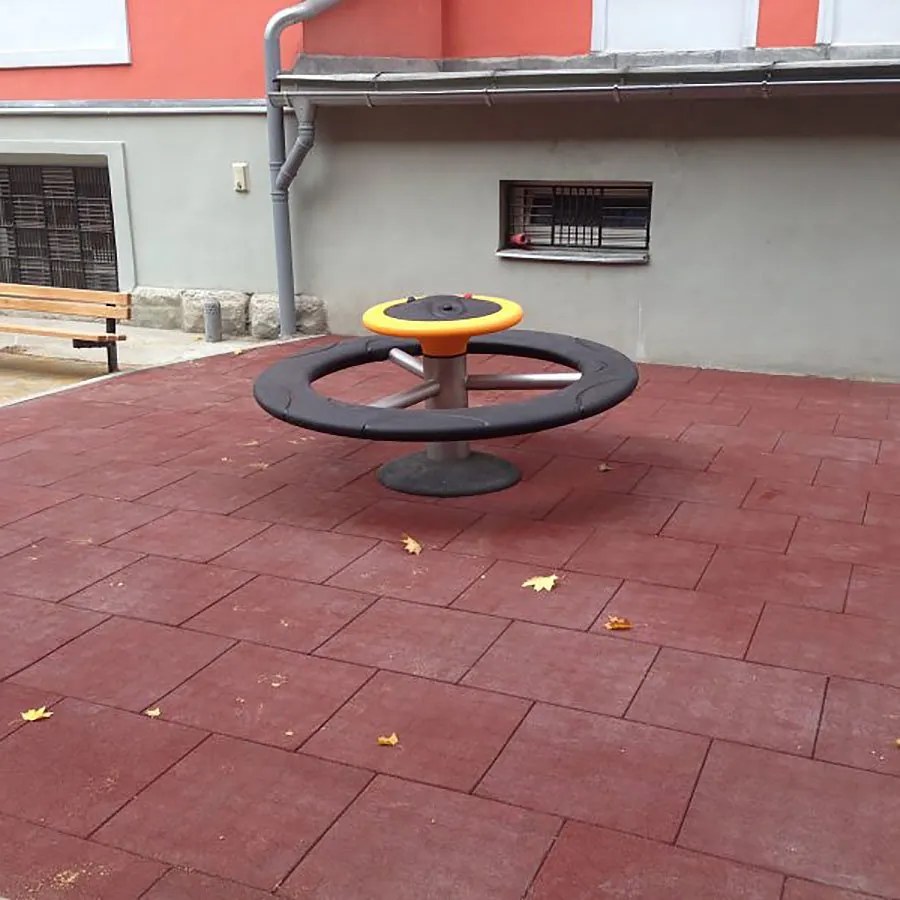 Černá gumová dlaždice (V30/R15) - délka 50 cm, šířka 50 cm a výška 3 cm