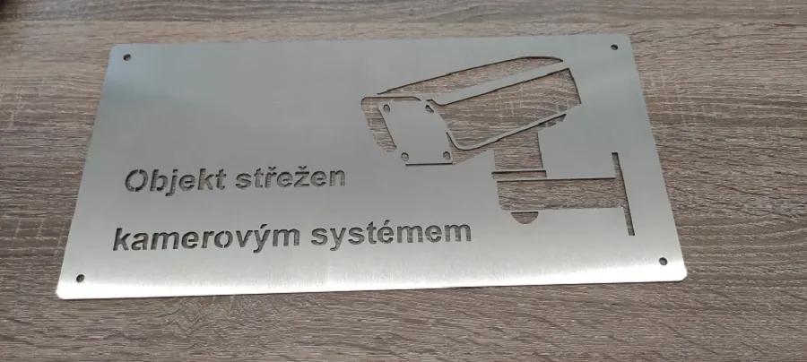 Informační cedule - objekt střežen kamerovým systémem Velikost: 30 x 15 cm (L), Text: SLOVENSKY