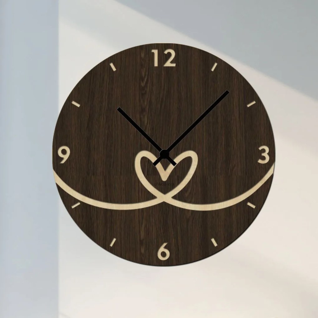 dřevo života Dřevěné SRDCOVÉ hodiny na stěnu Zvolte barvu dekoru: Třešeň, Zvolte velikost hodin (cm): 35x35, Barva ručiček: Zlaté