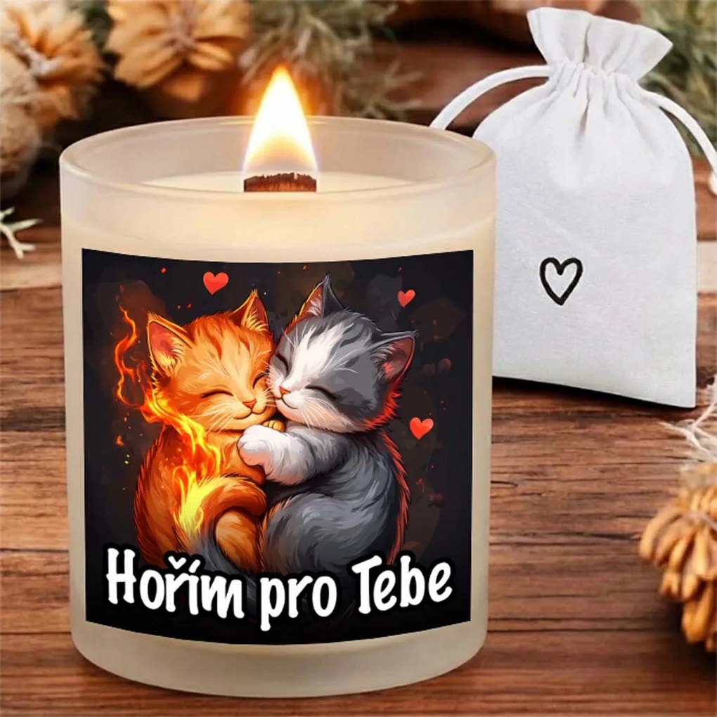 Krásná svíčka s praskajícím knotem Hořím pro Tebe