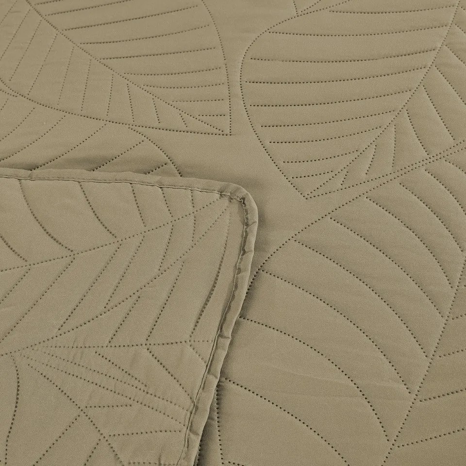 Béžový přehoz na postel se vzorem LEAVES Rozměr: 200 x 220 cm