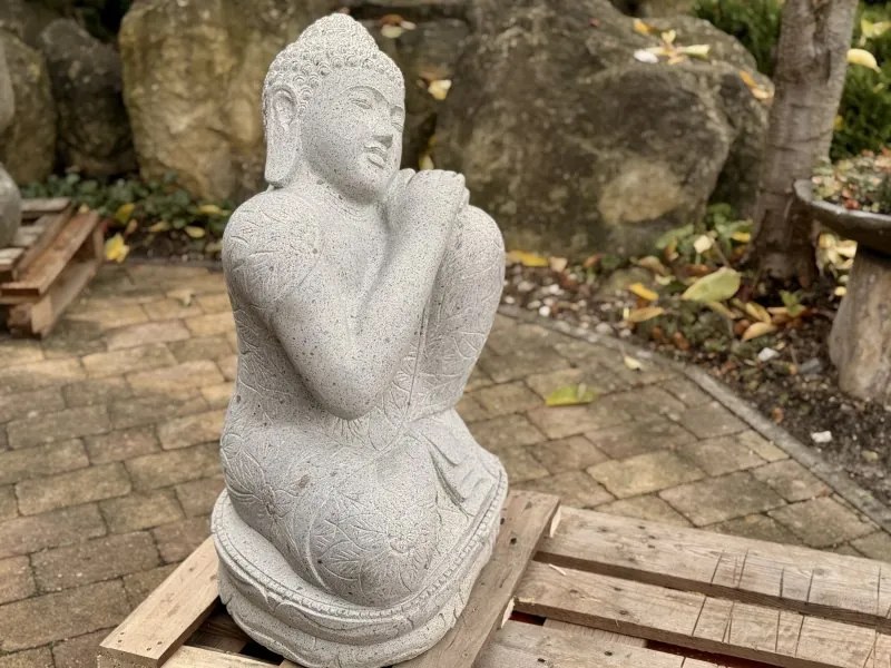 Buddha v odpočinku – ručně tesaná kamenná socha klidu a meditace