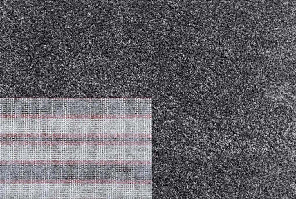 Associated Weavers koberce Metrážový koberec SUSPENSE 98 BARVA: Černá, ŠÍŘKA: 5 m, DRUH: střižený