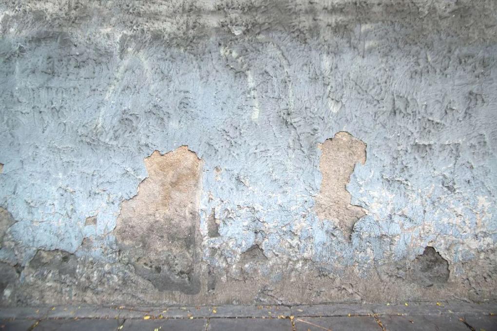 DIMEX | Samolepicí vliesová fototapeta na zeď Stará opadaná omítka MA-5-2427 | 375 x 250 cm | modrá, šedá