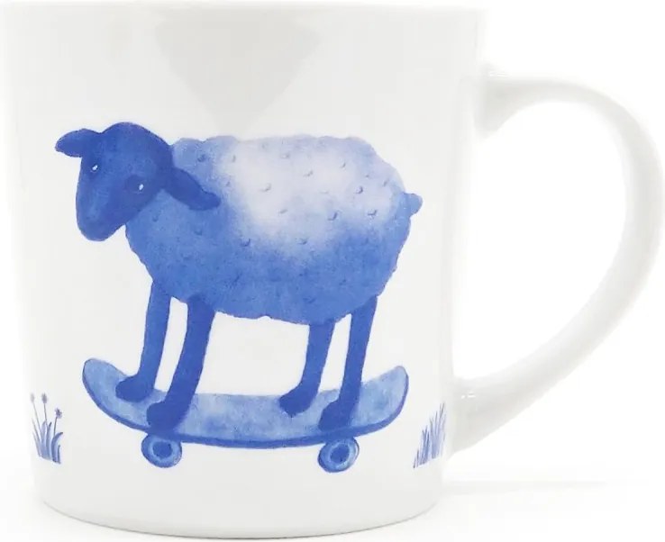 Porcelánový hrnek Pozór, jedu!, 500 ml – s autorskou ilustrací beránka na skateboardu, český porcelán
