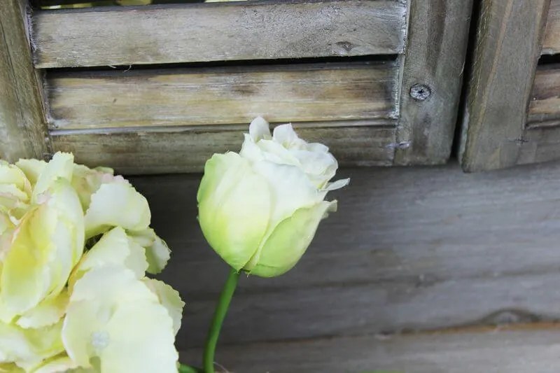 Bledě žlutá umělá kytička hortenzí s růžemi 27cm