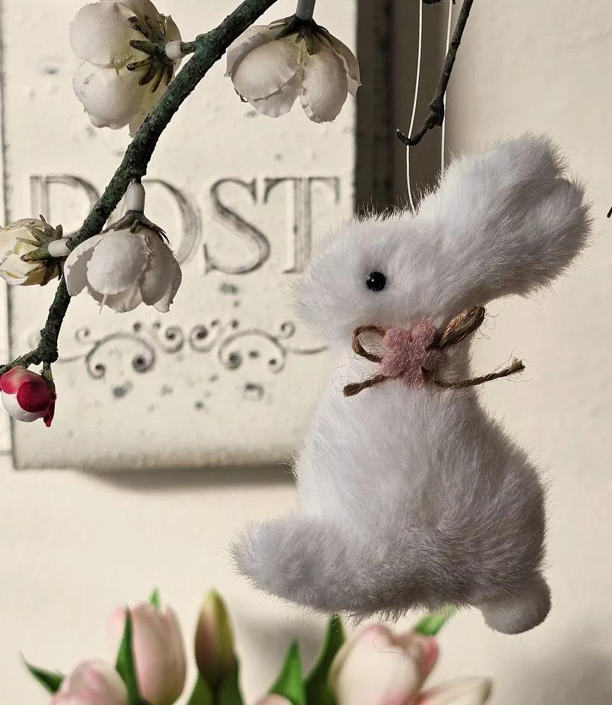 Bílý plyšový závěsný velikonoční králíček s kytičkou Magiccal - 7*3*10 cm