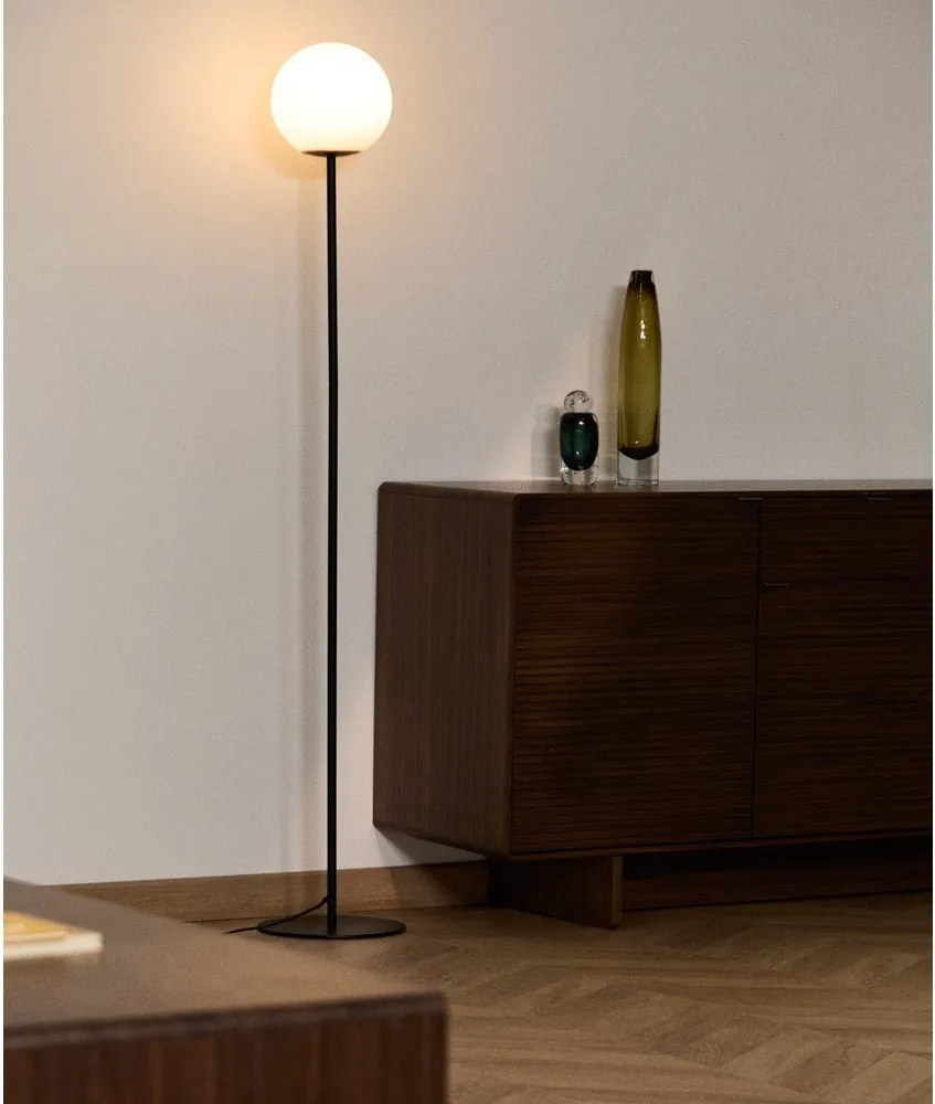 Bílá/černá stojací lampa se skleněným stínidlem (výška 155 cm) Brisia – Kave Home