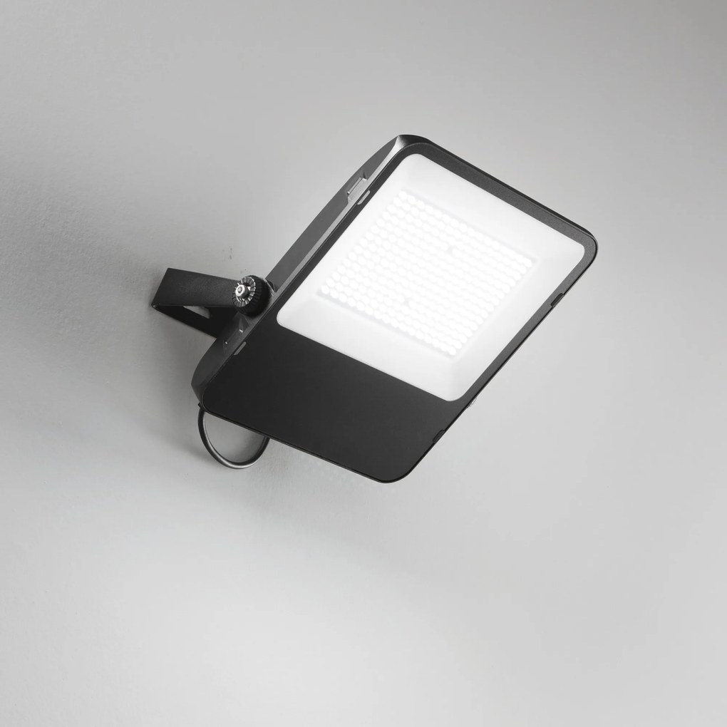 FAN LED-TAURUS-200C LED reflektor Taurus (černý) 200 W, 26 000 lm, 3000 K, IP65, 34,7 x 5,95 x 40,8 cm - FANEUROPE