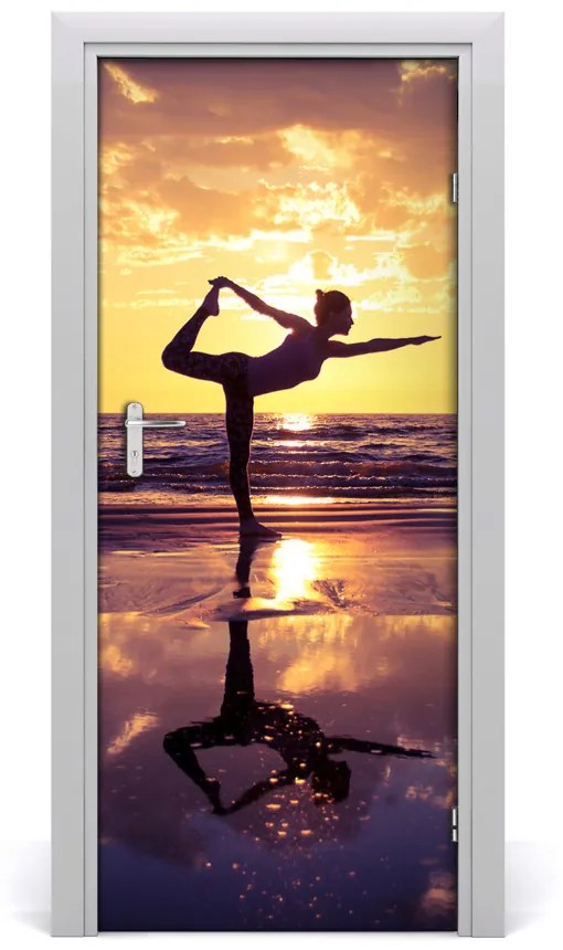 Fototapeta na dveře lidé joga na pláži 75x205 cm