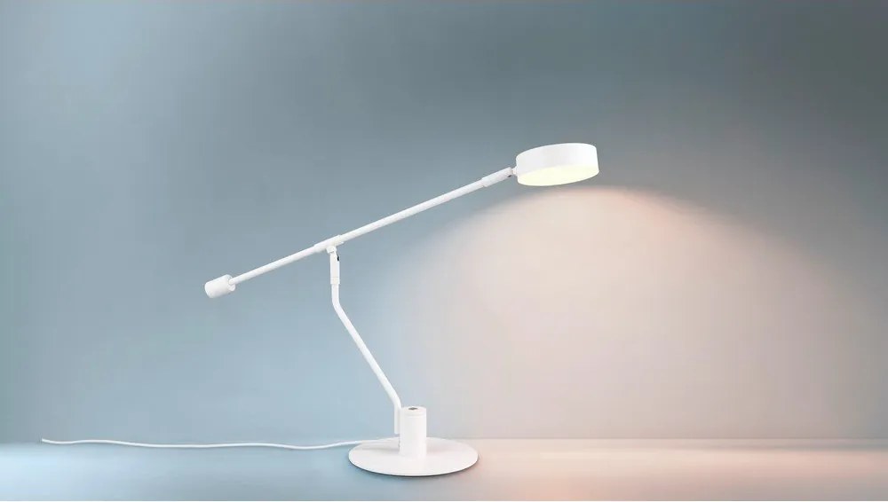 Matně bílá LED stolní lampa s ohybatelnou konstrukcí (výška 64 cm) Manduro – Trio