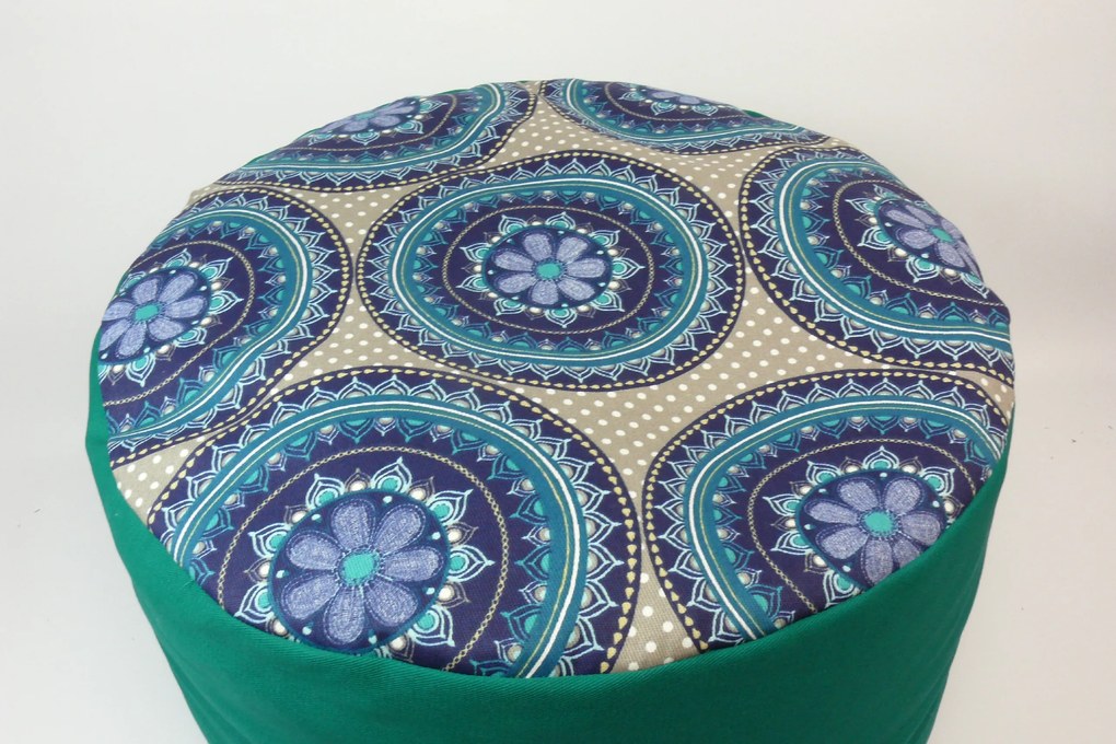S radostí - vlastní výroba Meditační sedák s modrou mandalou - zelený Velikost: ∅30 x v30 cm