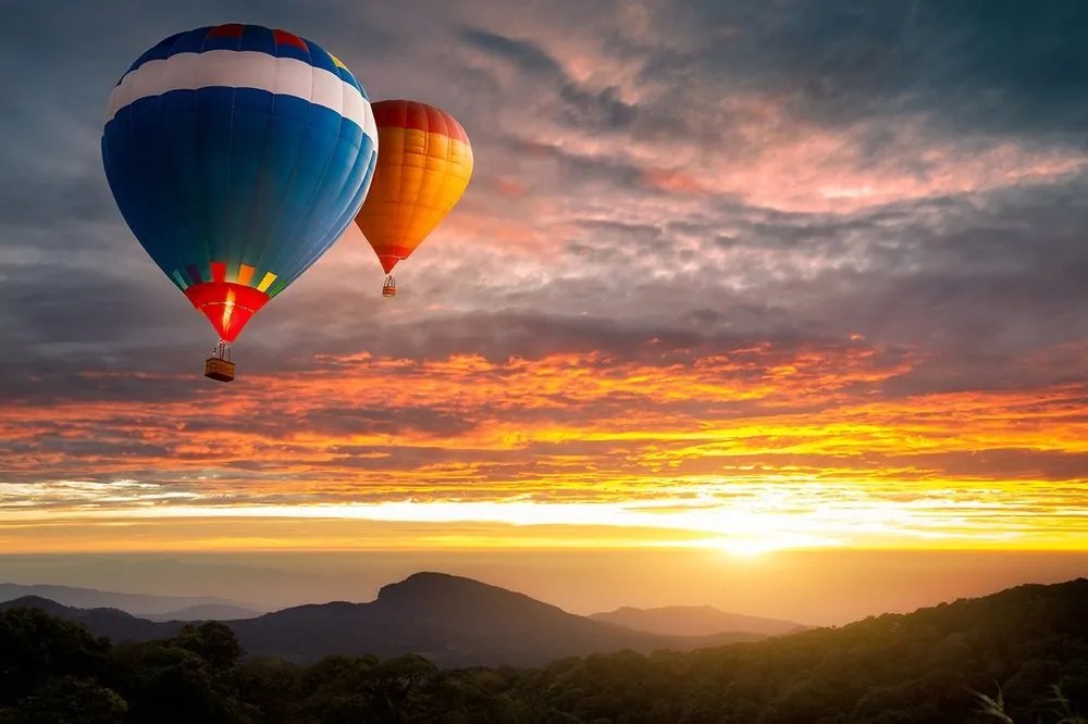 Fototapeta přelet balónů nad horami - 225x150 cm