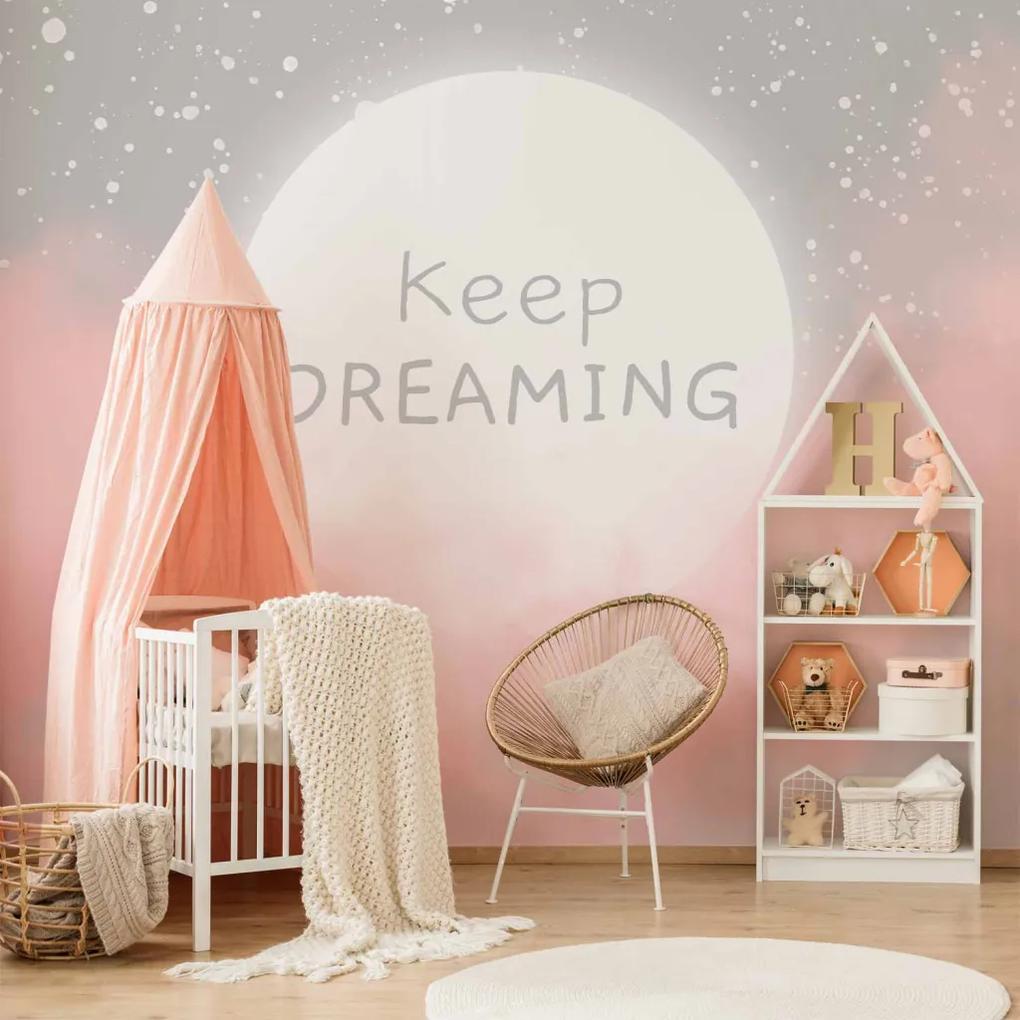 Fototapeta Keep Dreaming - nápis na měsíci na noční obloze a růžových mracích