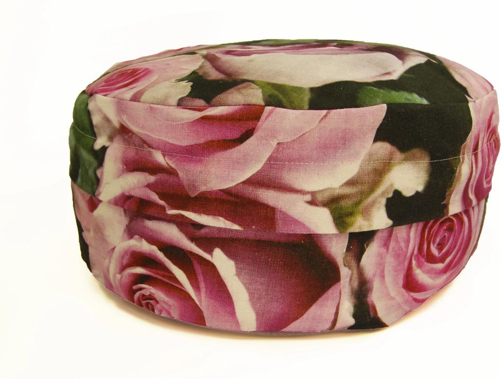 S radostí - vlastní výroba Meditační polštář s růžemi Velikost: ∅30 x v25 cm