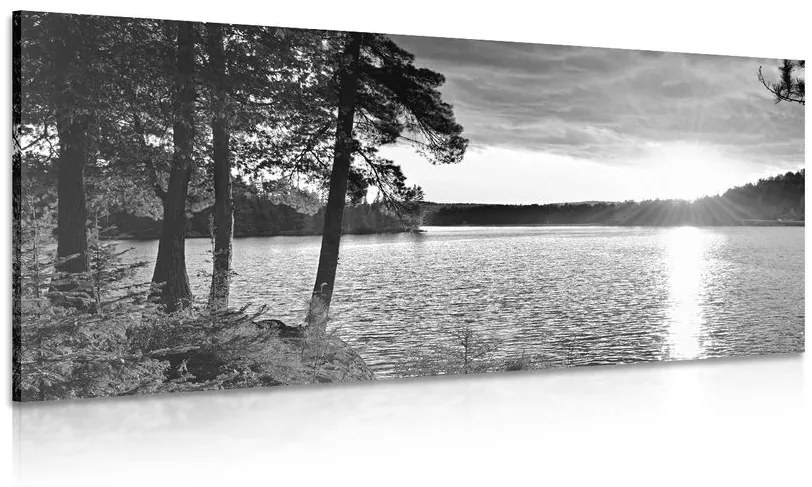 Obraz západ slunce nad jezerem v černobílém provedení