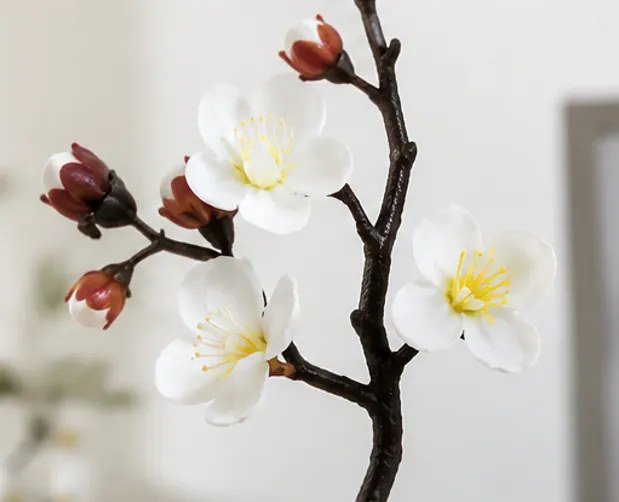 umělá květina, bonsai švestkového květu, plast, výška 28 cm, bílá, Dekorino UK20260003