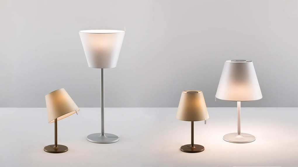 Artemide Melampo note, designová stolní lampička ve stříbrné úpravě s textilním širmem, 1x42W E14, 40cm