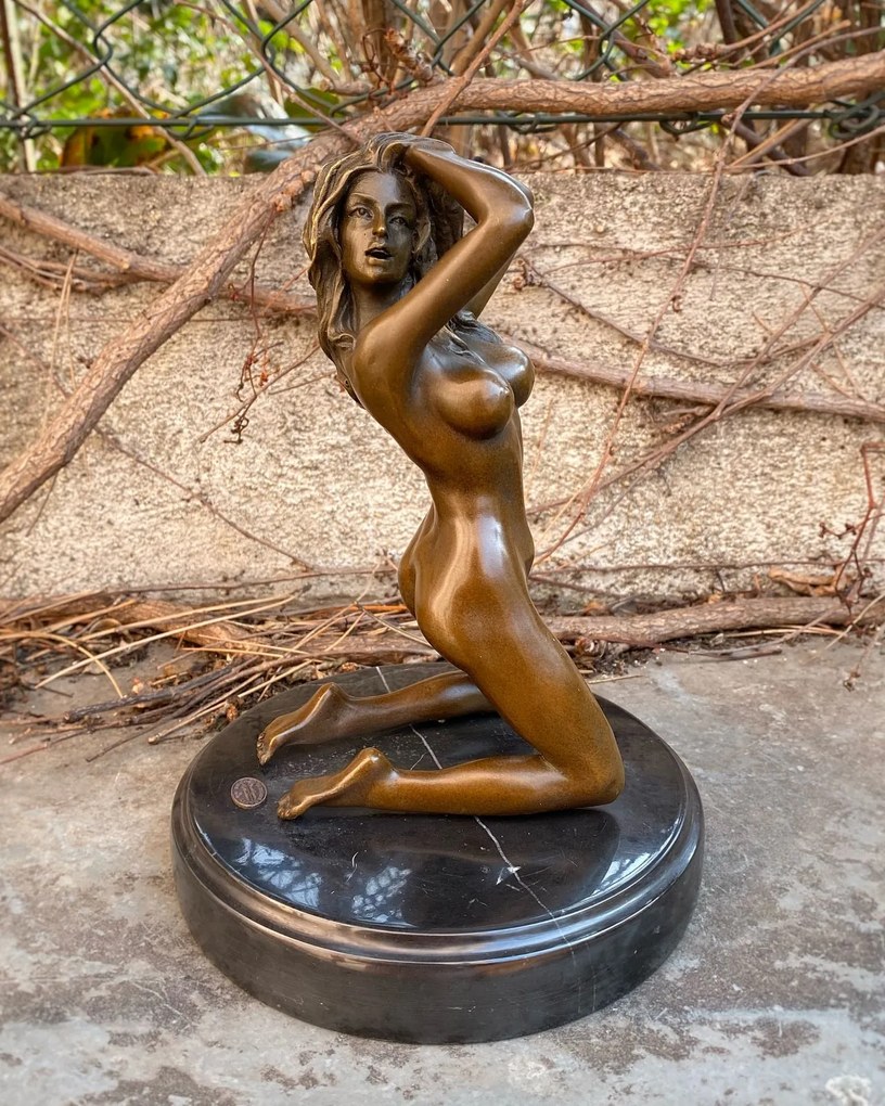 Erotická bronzová socha soška - Nahá sexy žena 1