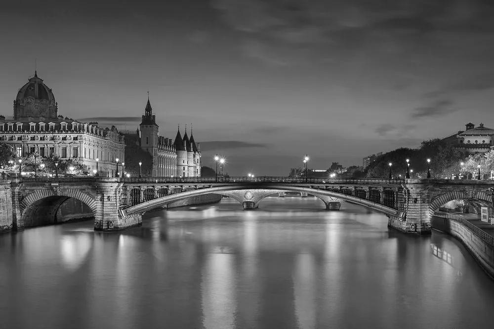 Tapeta most v Paříži oslňující černobílá panorama - 150x100 cm