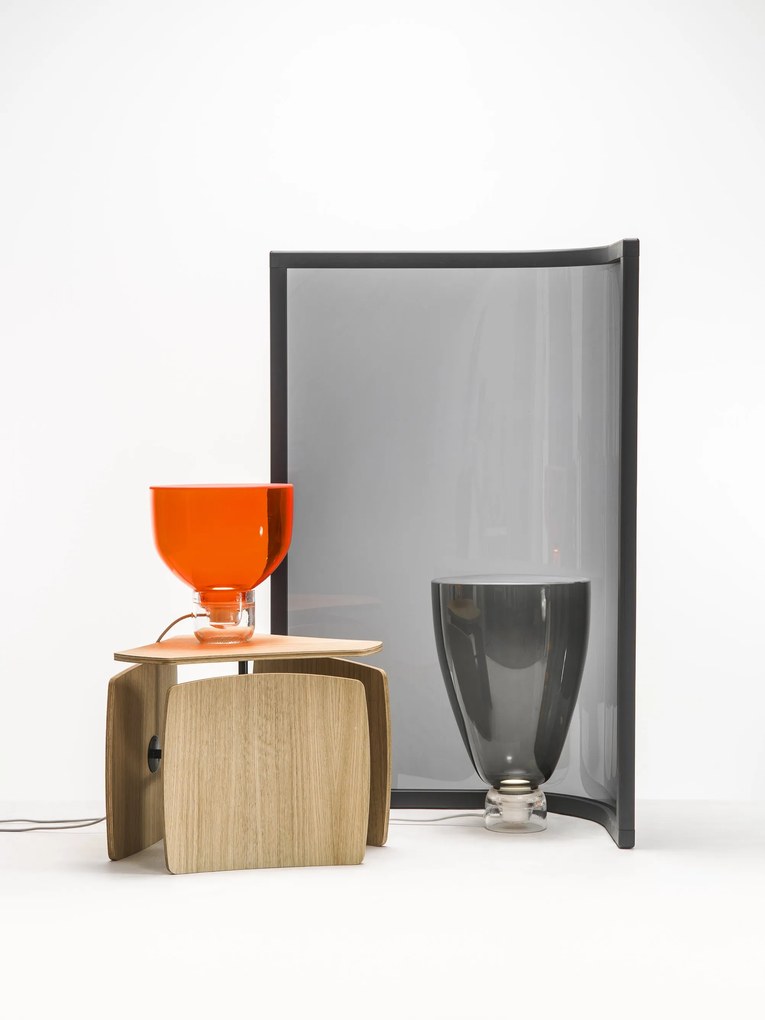 Designová stolní lampa Brokis Lightline S, PC972 Barva skla: oranžová - transparentní sklo, BARVA SPODNÍ ČÁSTI SKLA: tmavě šedá kouřová - transparentní sklo, POVRCHOVÁ ÚPRAVA SPODNÍ ČÁSTI SKLA: matovaný oboustranný povrch skloviny