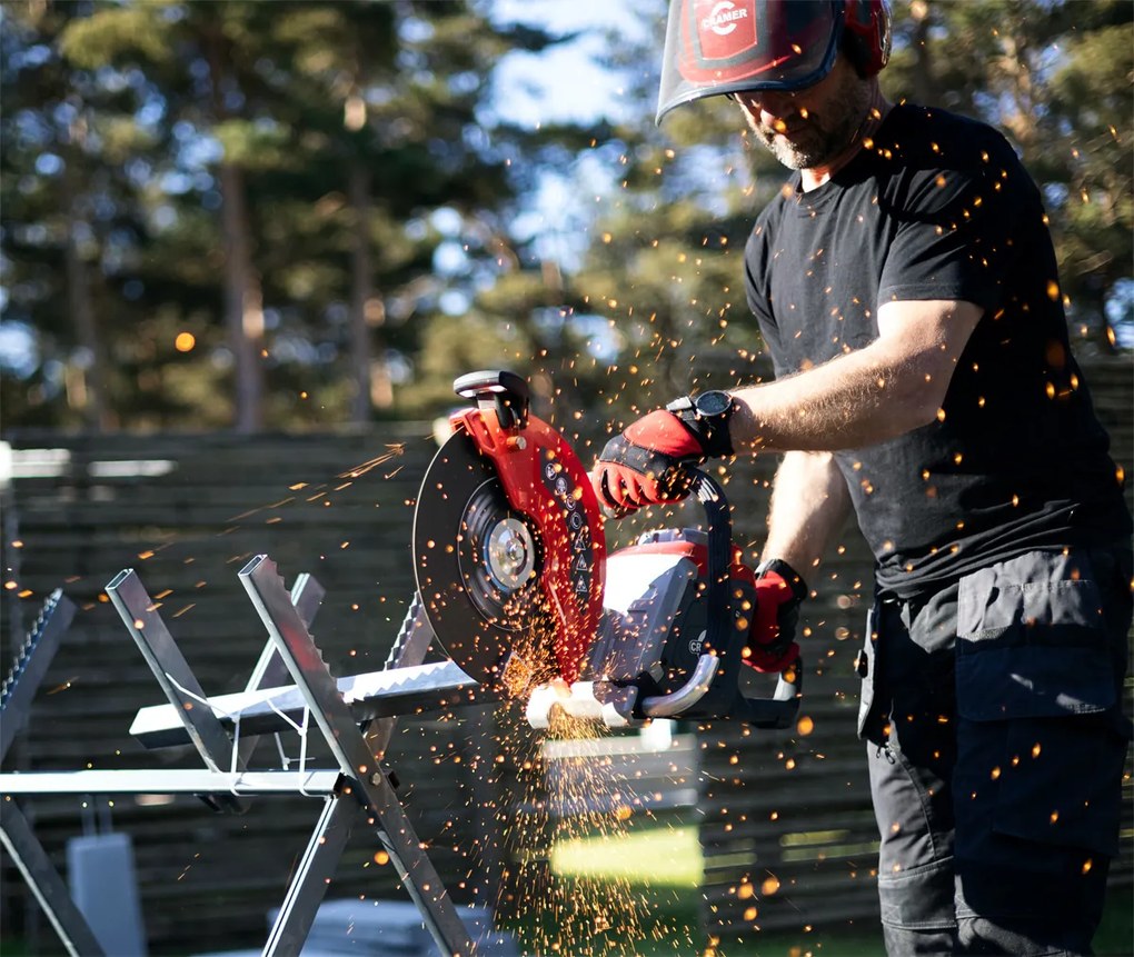 Akumulátorová rozbrušovací pila CRAMER 82PC300 (Dodáváno bez baterie a nabíječky)