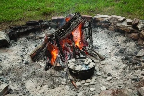 LODGE litinový hrnec Camp Dutch Oven 3,8l