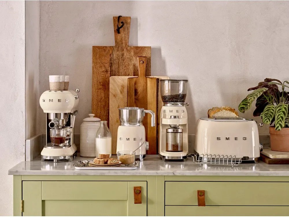 Béžový elektrický šlehač mléka 50's Retro Style – SMEG