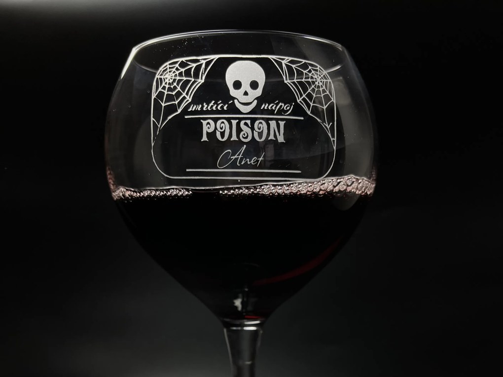 Dekorant Halloweenské sklenice na červené víno SMRTÍCÍ NÁPOJ POISON 1KS