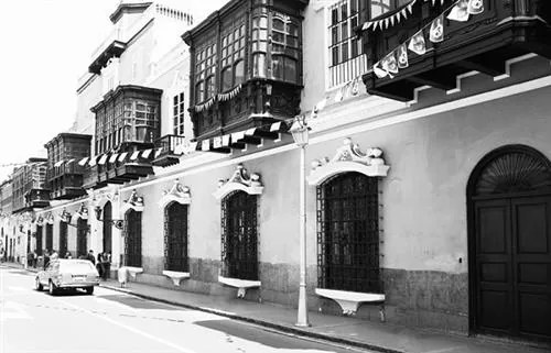 Luxusní vliesové fototapety Lima - černobílé, rozměr 418,5 cm x 270 cm