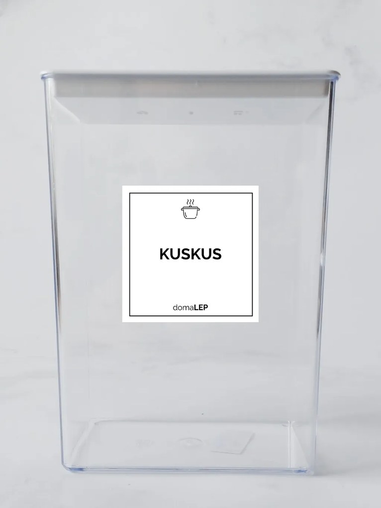 KUSKUS – bílá samolepka na dózu, tučné písmo, 5 × 5 cm | DomaLEP
