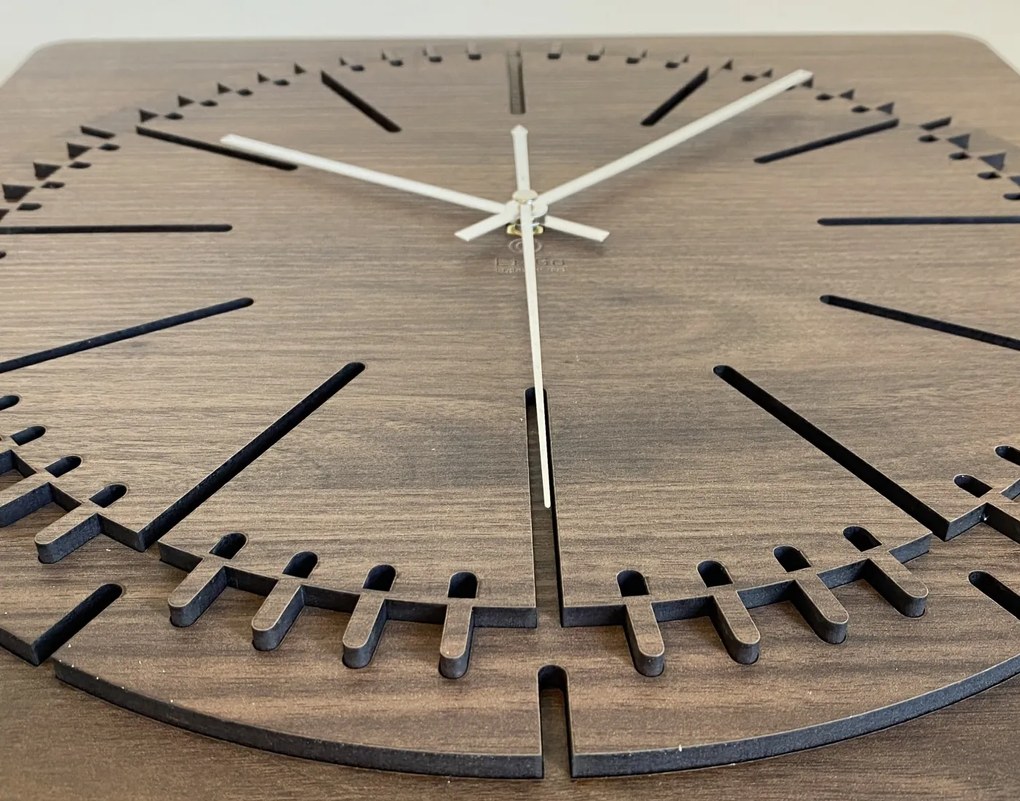 "Chrono" Dřevěné hodiny 40x40cm provedení povrchu: černá s patinou