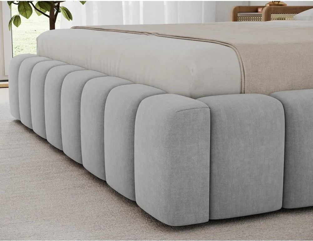 Světle šedá čalouněná dvoulůžková postel s úložným prostorem s roštem 140x200 cm Lamica – ELTAP