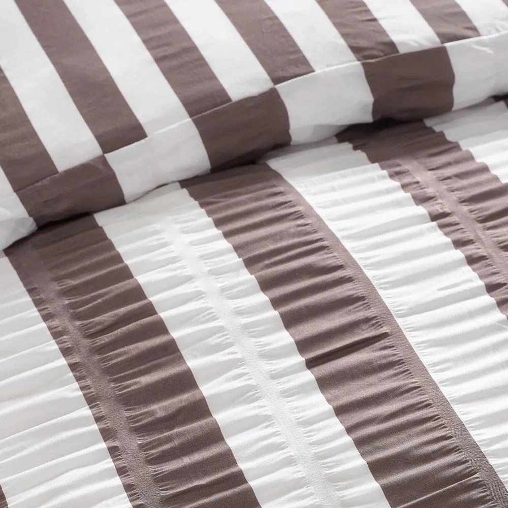 Tmavě hnědé povlečení na dvoulůžko 200x200 cm Seersucker Frill Stripe – Catherine Lansfield