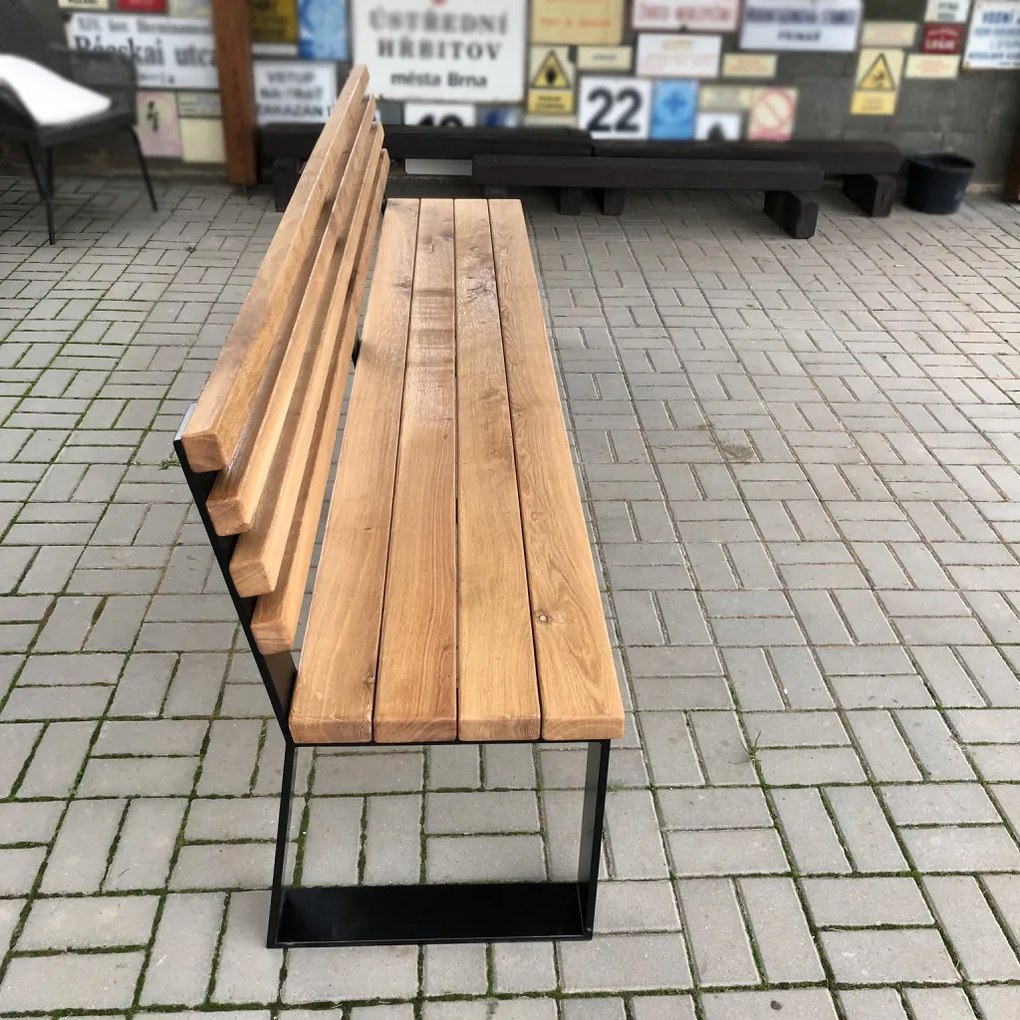 KULHÁNEK Designová zahradní lavice s nohami z ploché oceli - dlouhá Délka: individuální, Odstín nátěru: lazura - pinia, Odstín podnože: černá s jemnou strukturou - JS RAL 9005