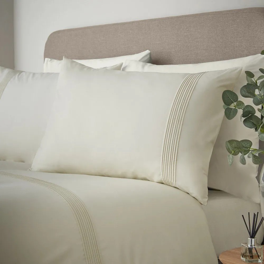 Krémové povlečení na dvoulůžko 200x200 cm Pintuck Easy Iron Percale – Catherine Lansfield