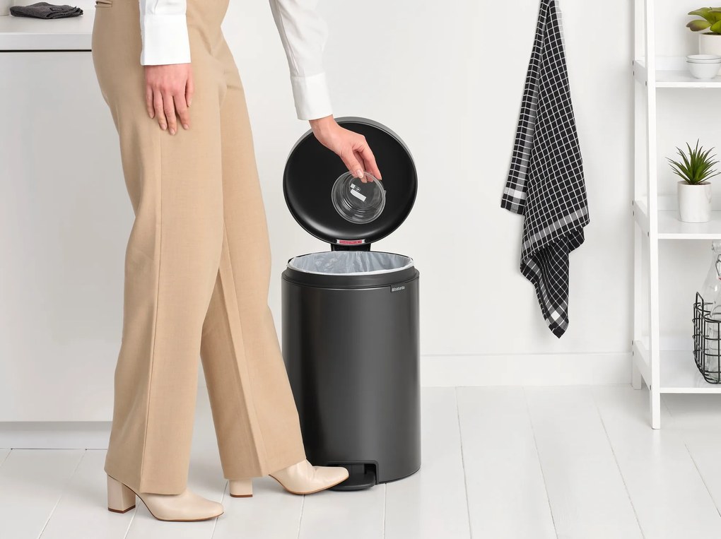 Brabantia Pedálový koš NewIcon 20L tmavě šedá