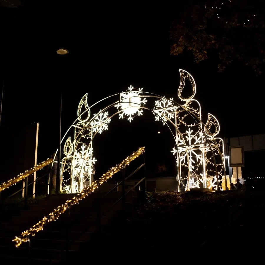 Easy Fix LED Neon hadice venkovní, 50 m, D-TYP jednostranný, ledově bílá, 3000 diod, bílý kabel, IP67, cívka