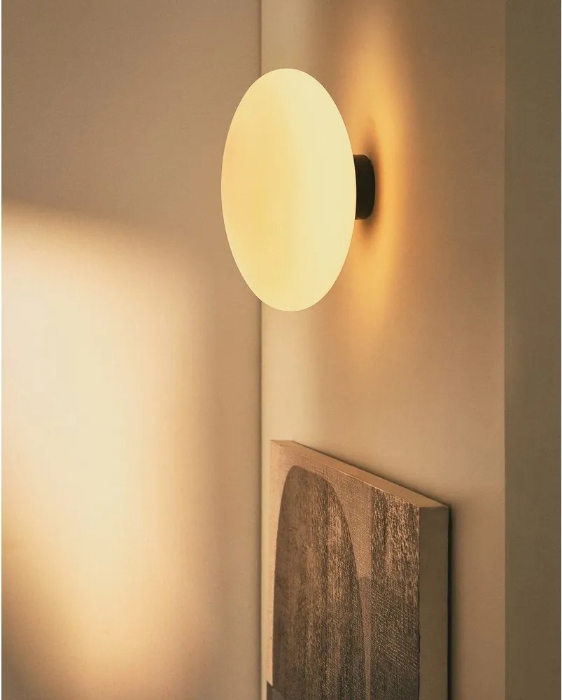 Bílé/černé nástěnné svítidlo ø 26 cm Bamila – Kave Home