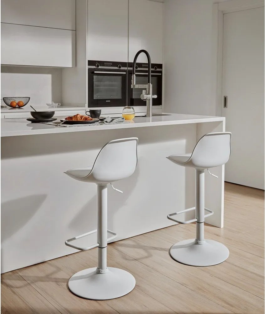Matně bílá barová židle s nastavitelnou výškou z imitace kůže (výška sedáku 60 cm) Orlando-T – Kave Home