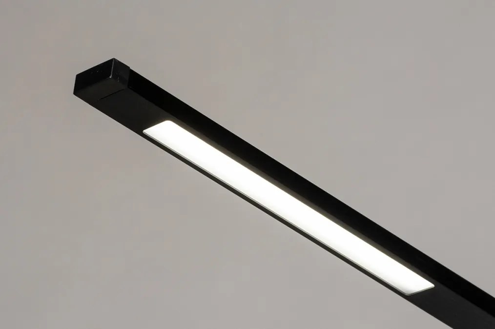 Stojací LED lampa se stmívačem Vientanna Black