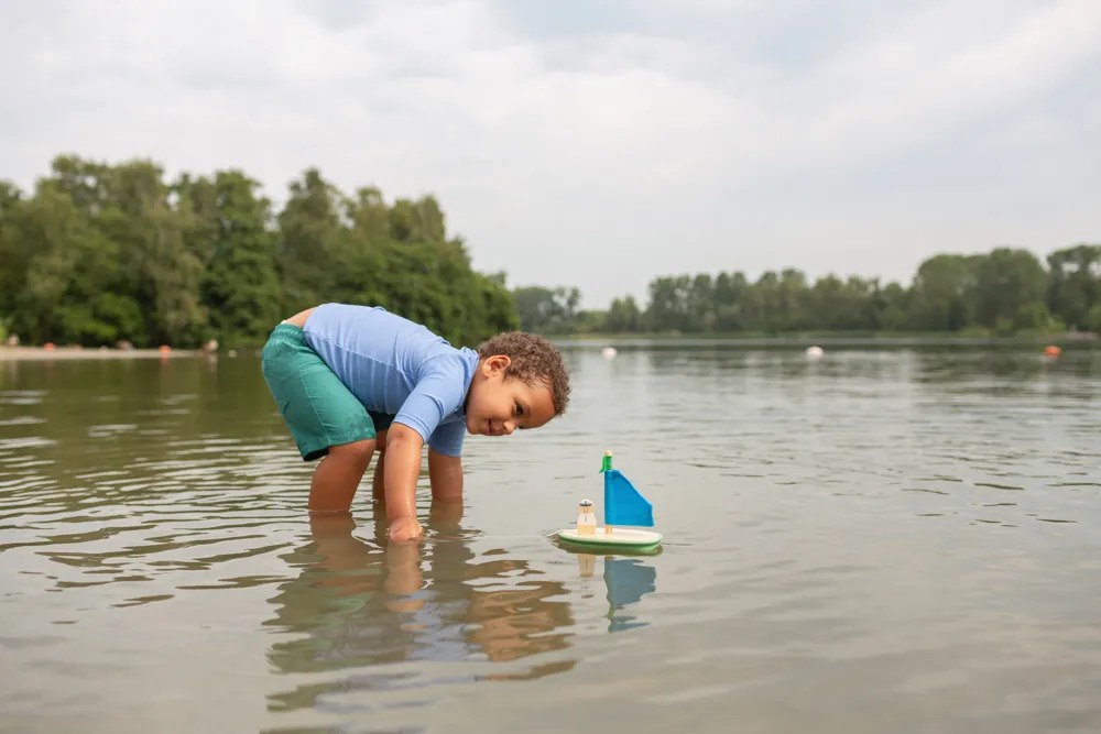 Dřevěná plachetnice s kapitánem