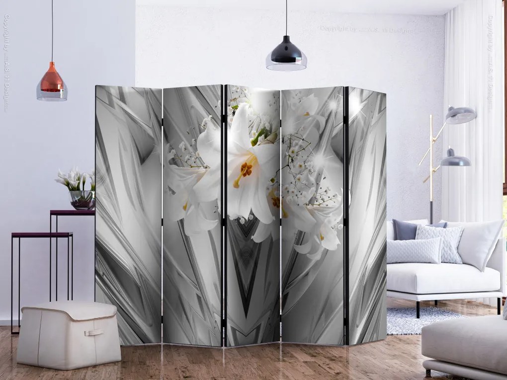 Pokojová zástěna Ocelové lilie II - květiny bílých lilii na luxusním šedém pozadí