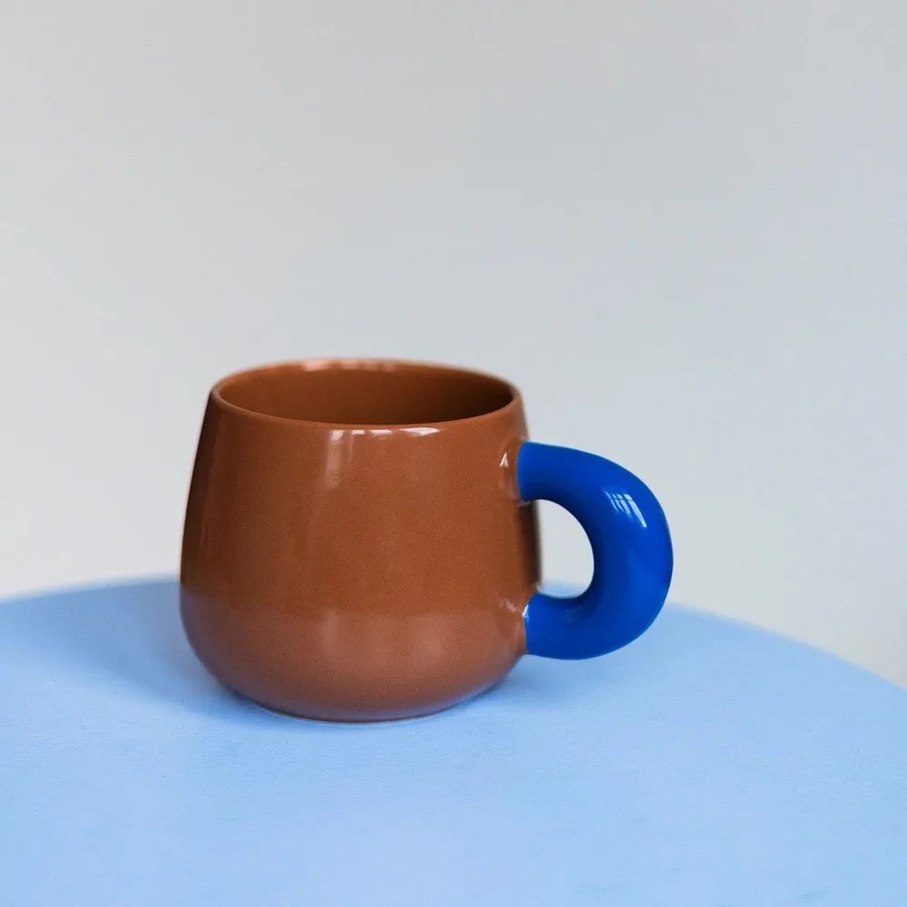 Tmavě hnědý hrnek z kostního porcelánu 470 ml Coco – ONA